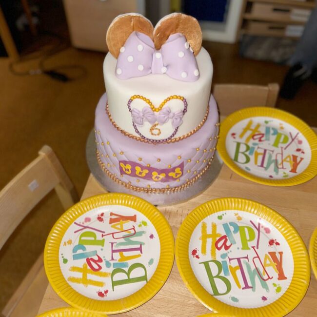 Minnie Mouse Torte – 1-, 2- oder 3-stöckige Fondant-Torte mit goldenen ...